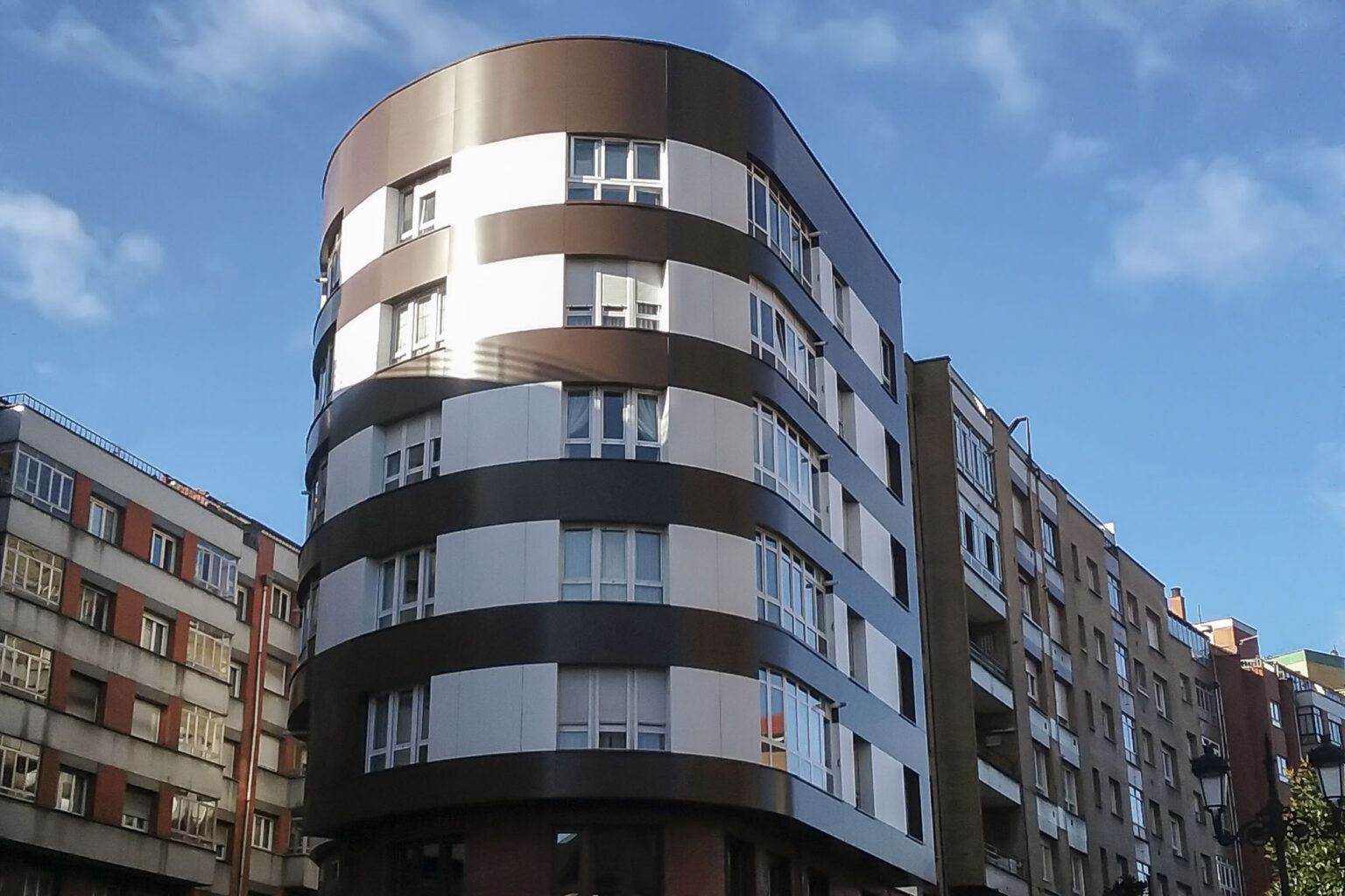 Building on Avenida El Cristo Oviedo | Project using STACBOND composite panels