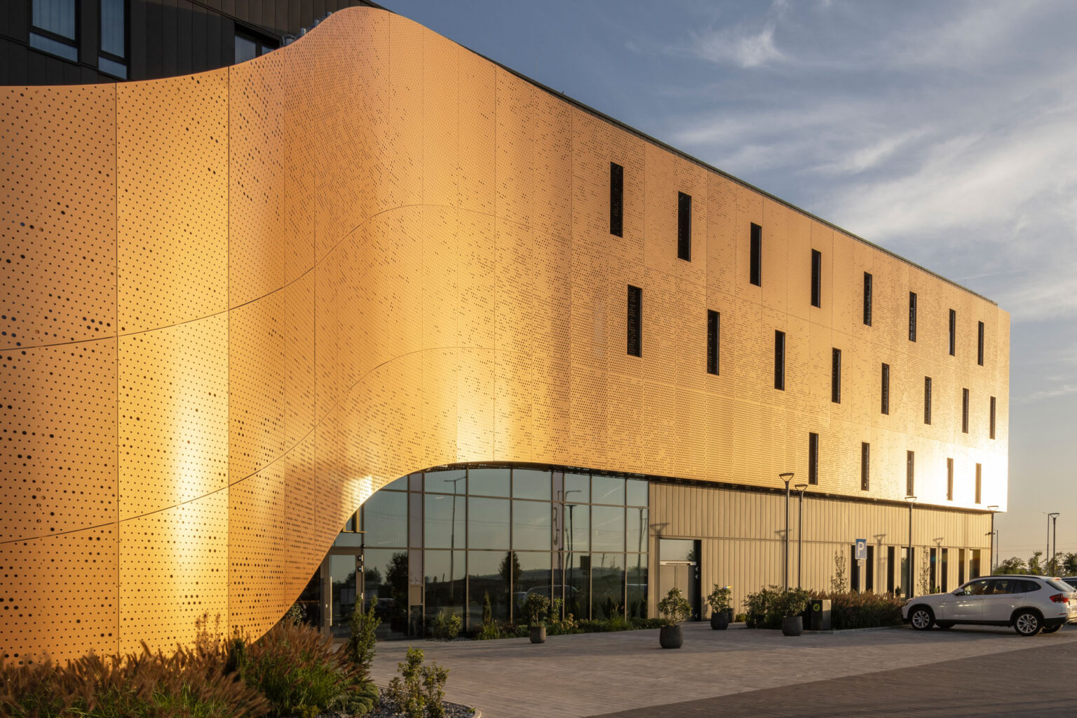 Núcleo mineral y clasificación de fuego A2 para fachadas seguras.