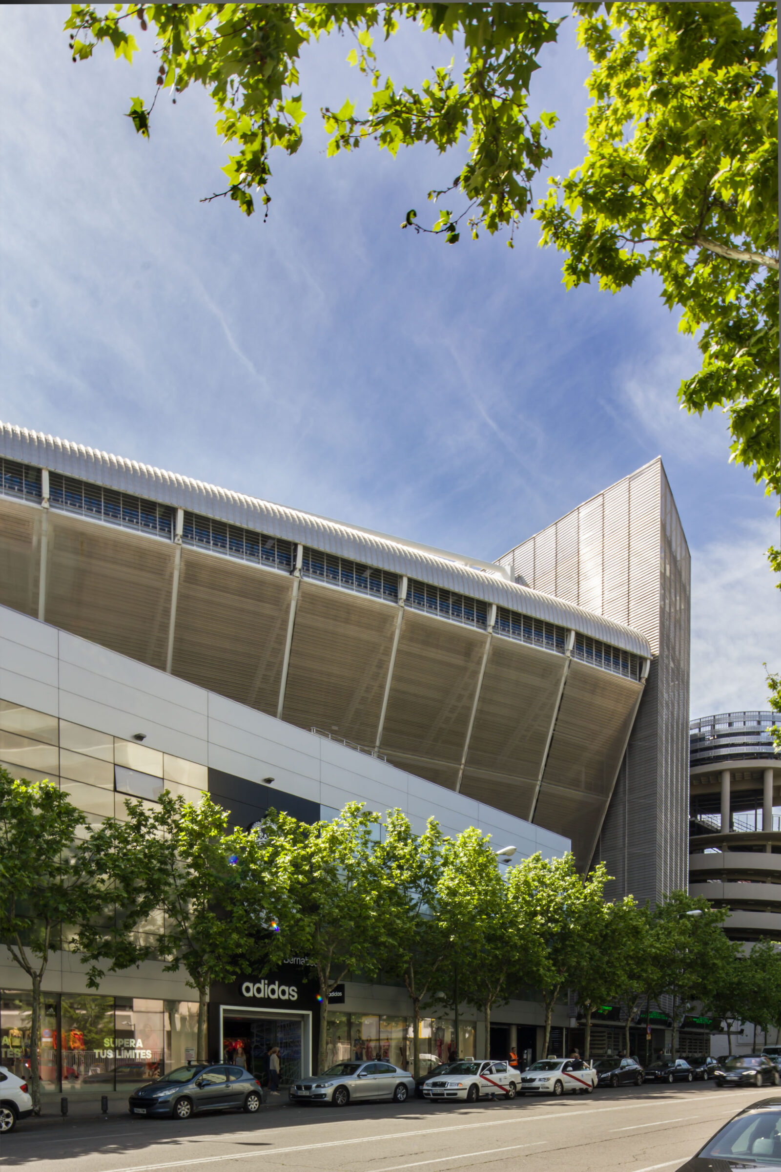 Adidas Shop Santiago Bernabéu | Project using STACBOND composite panels